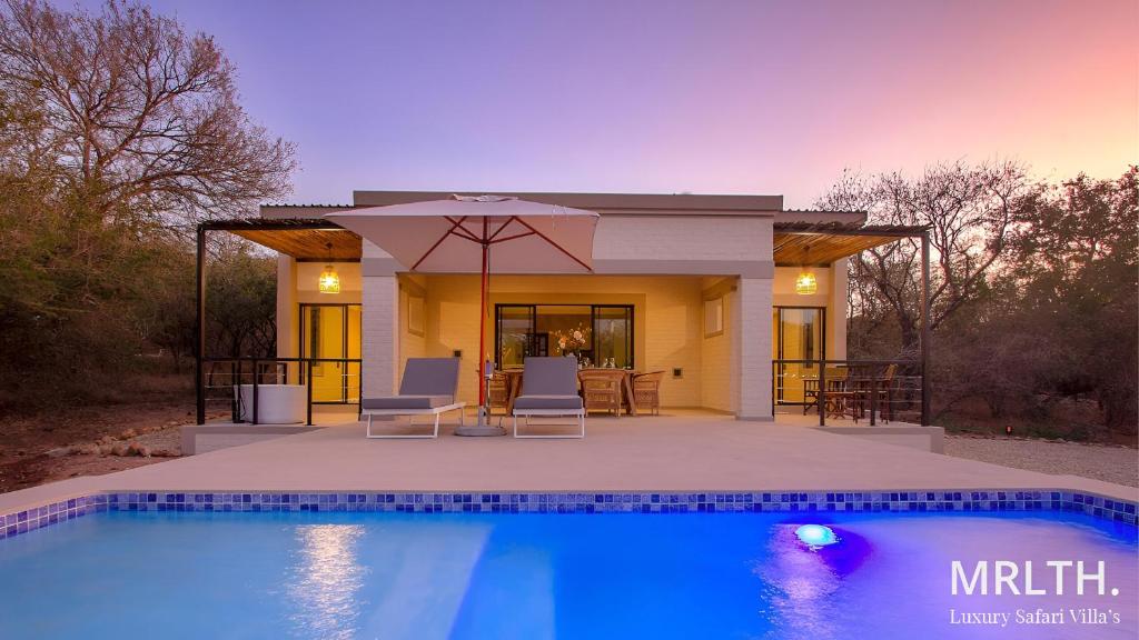 MRLTH Luxury Safari Villa, Close to KNP, Giraffe-Feeding-Tower, Spa-Bath, Boma, Marloth Park ...