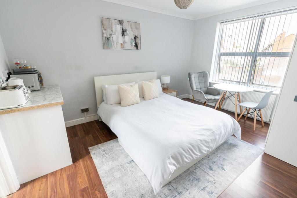 Beautiful en-suite room in a house with free on-street parking ...