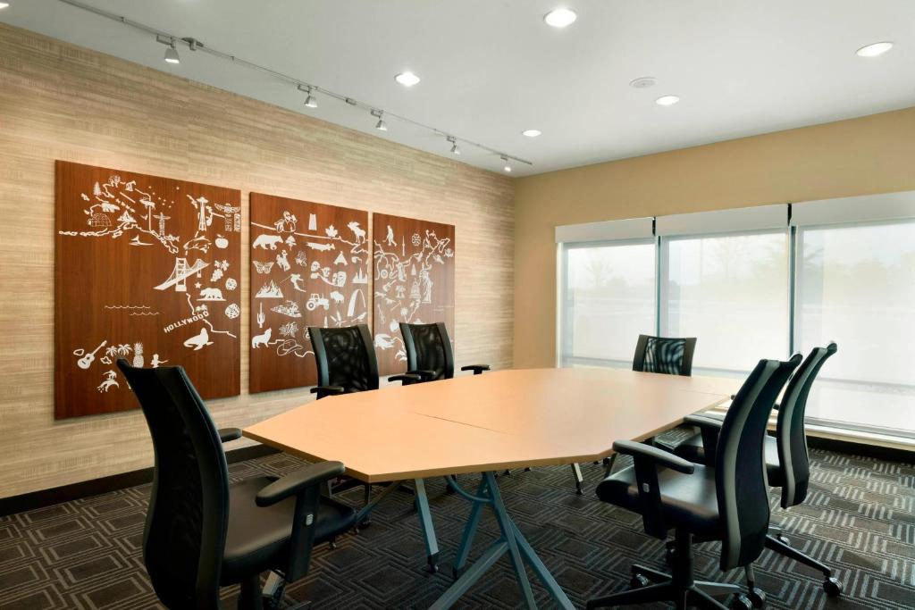 TownePlace Suites by Marriott Pittsburgh Airport/Robinson Township ...