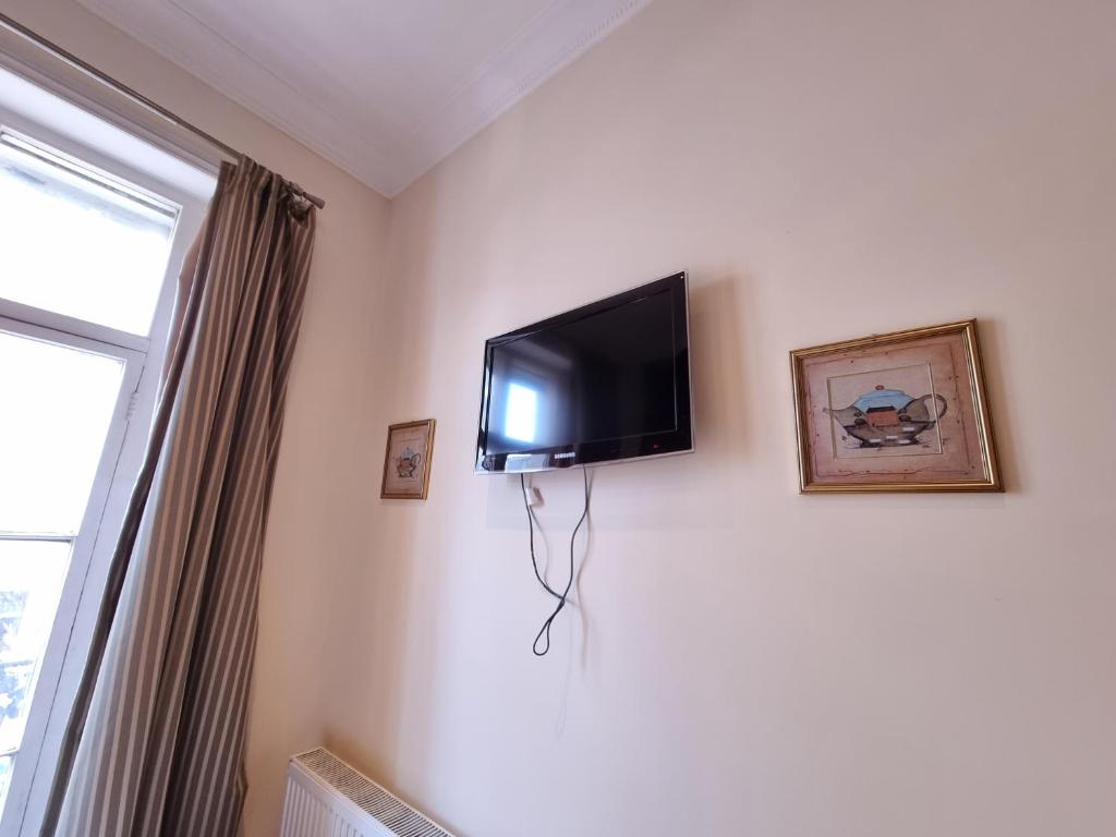 R104 1st Flr Room Near Paddington Station-B21, Лондон (обновени цени за ...