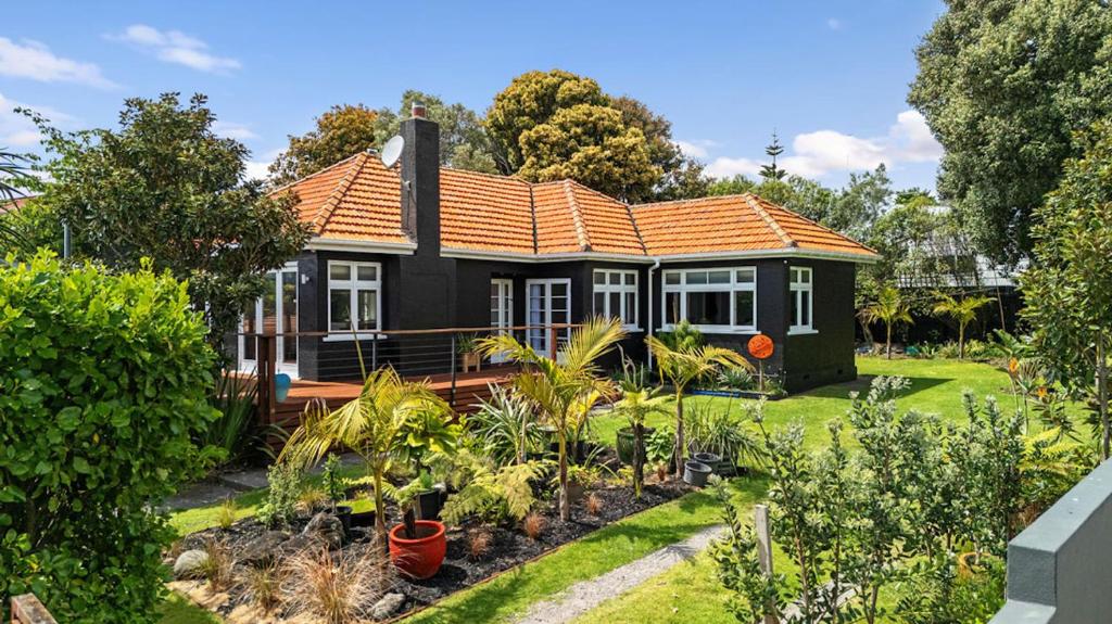 Richard and Jill's magical Moturoa bungalow, New Plymouth ...