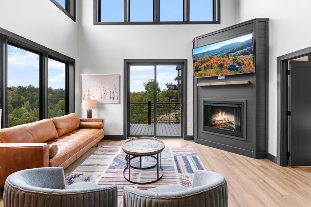 The Cozy Nook - NEW Luxurious Modern Retreat Cabin with Hot Tub, Game ...