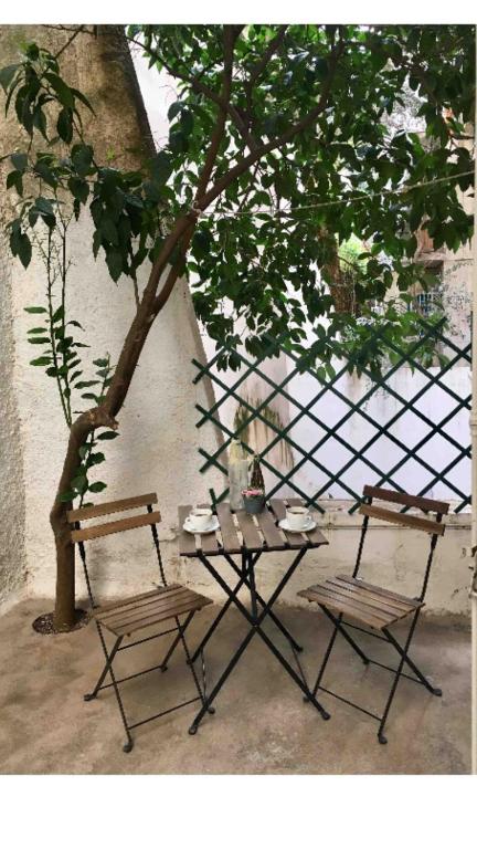 BUDGET FLAT , 10 min from Victoria square, Athens (updated prices 2025)