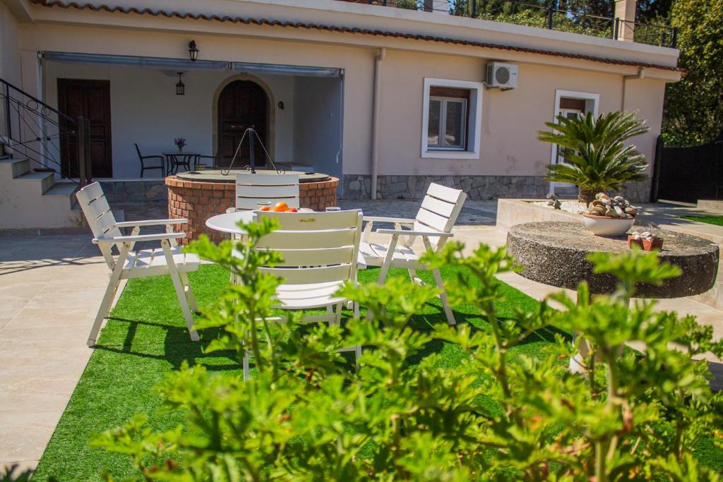 Noradia and Ginfred Corfu, Achílleion (актуальные цены 2025 года)