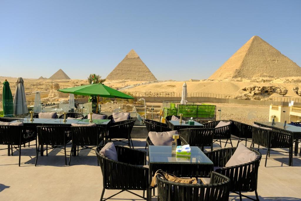 Pyramids Height Hotel & Pyramids Master Scene Rooftop, Kairo (prisene ...