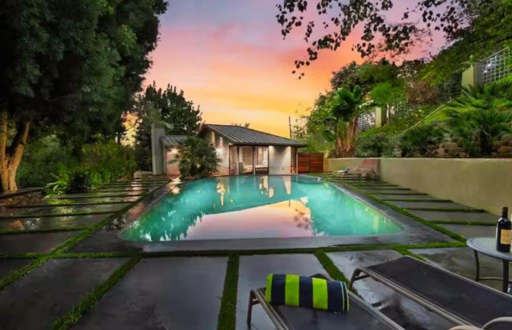 Cozy Oasis in Oakley with Basketball court pool, Los Angeles (updated ...