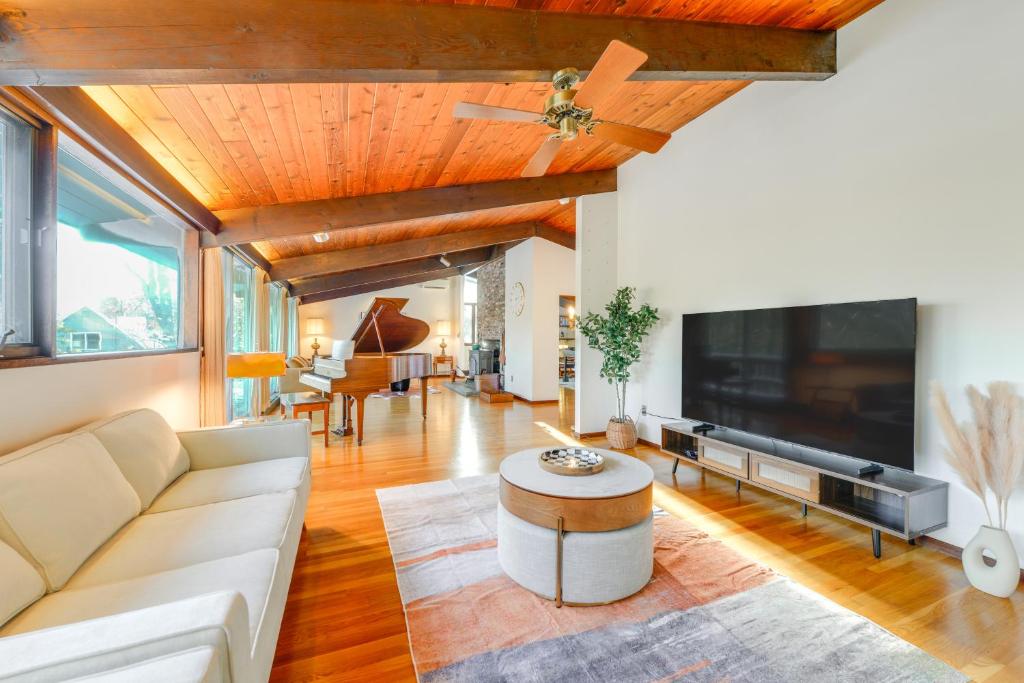 Trail Access On-Site Gorgeous MCM Deck House!, Dover (updated prices 2026)