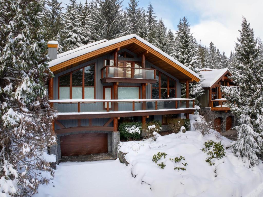 Peak View Chalet | Spacious Chalet, Stunning Mountain Views, Private Hot Tub, Whistler (updated ...