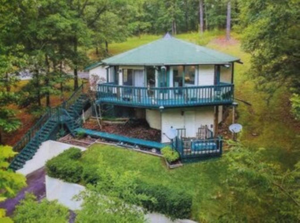 143 Waikiki Octagon House in the woods with large firepit, Hot Springs ...