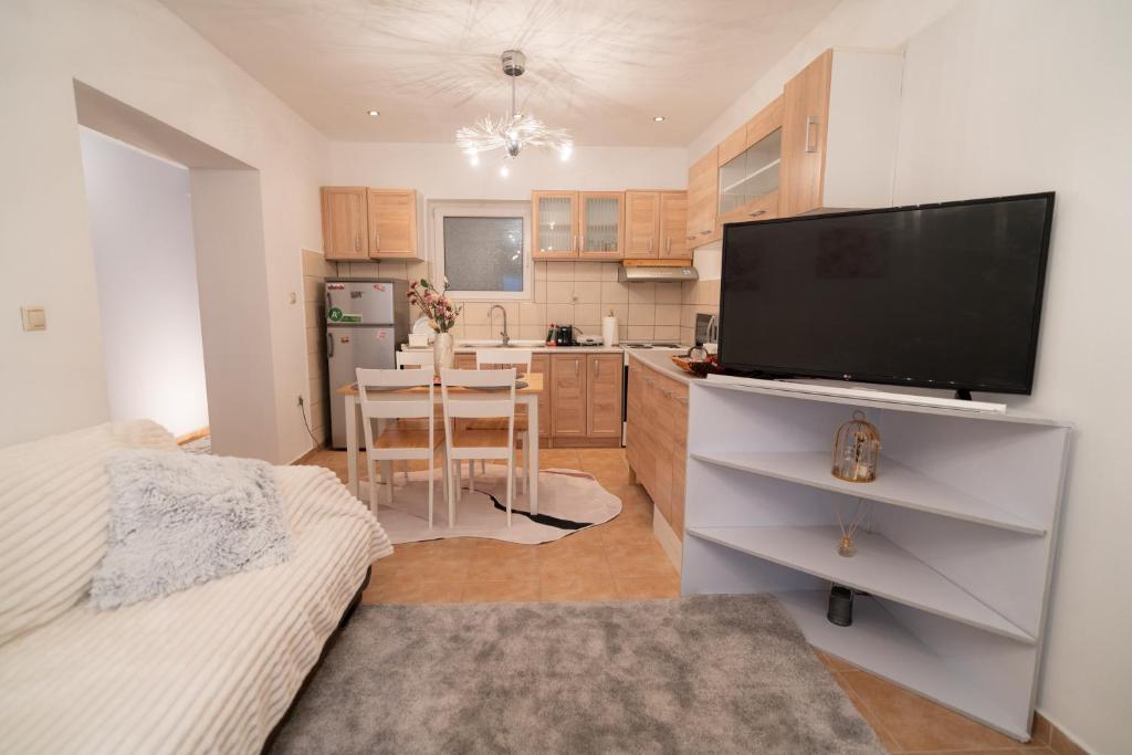 Mary's Downtown Home - a stroll away from Mount Vermio, Nausa (precios ...