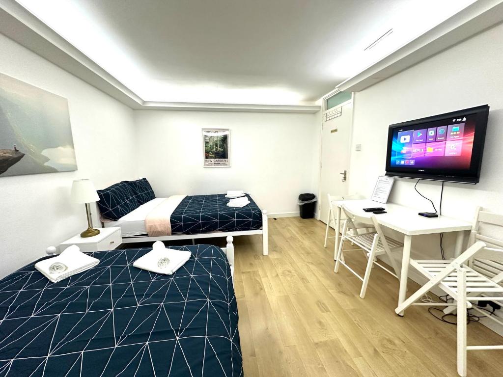 Laburnum House-Comfortable Rooms Near City of London, London ...