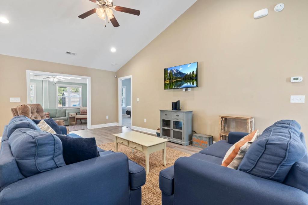 Coastal Pet Friendly Getaway in Murrels Inlet! Perfect for 8 Guests ...