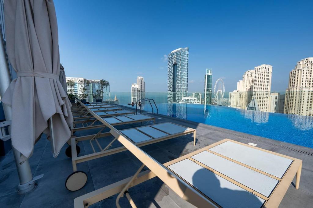 5 Mins To Jbr Beach 1br W Rooftop Pool Gym, Dubái (precios actualizados ...