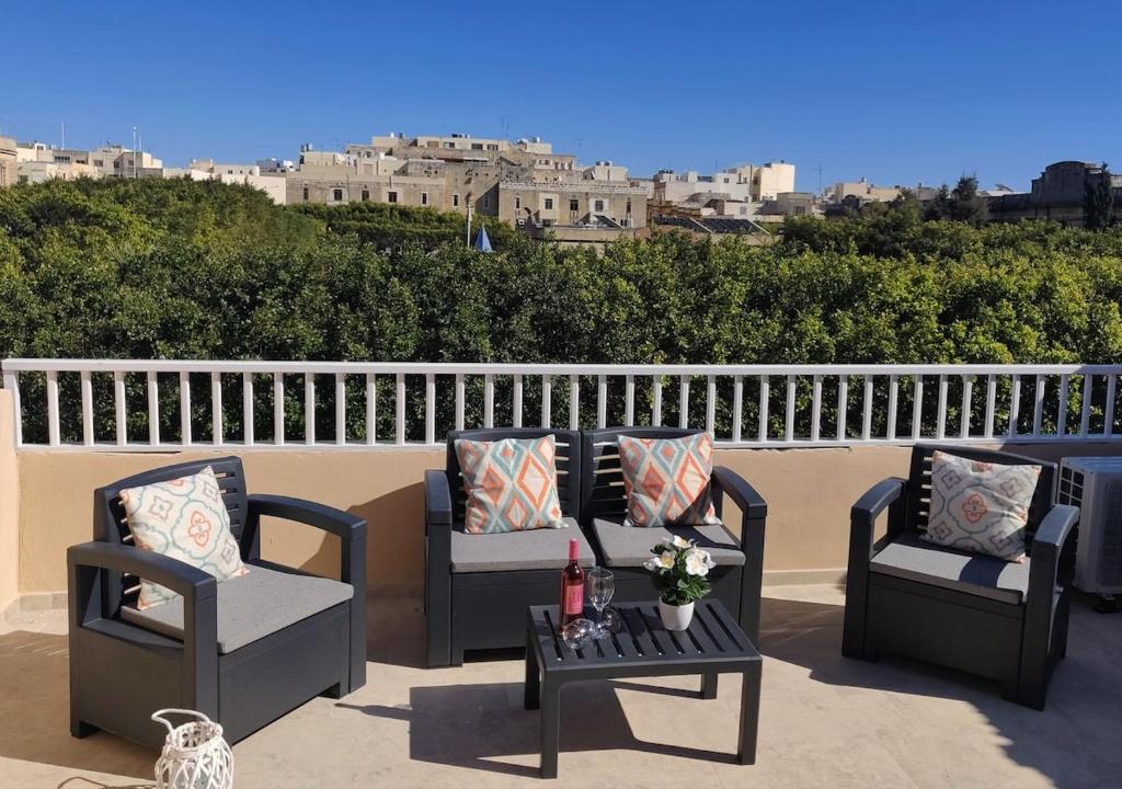 Modern Large Terraced Studio - Garden Views, Paola (updated prices 2025)