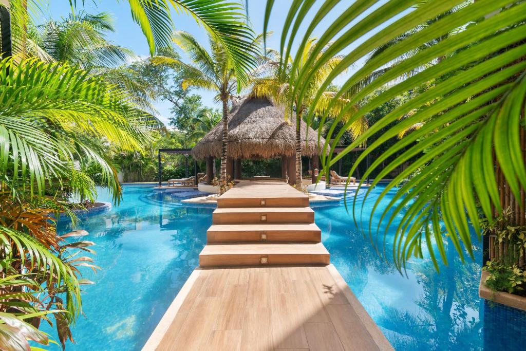 Tropical Haven - Luxury Apartment with Private Rooftop Pool and amazing ...