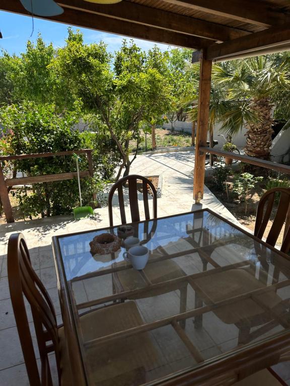 Anemones Athens guesthouse, Loútsa (updated prices 2025)