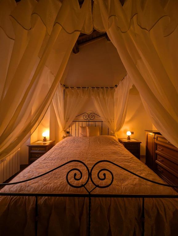 Casa in Borgo Medievale in Toscana, Monterone (updated prices 2026)