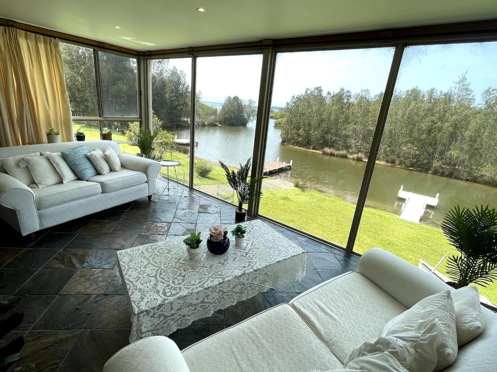 BasinWaterStays EntireHome 4Brms 8Beds Waterfront Jetty, Basin View ...