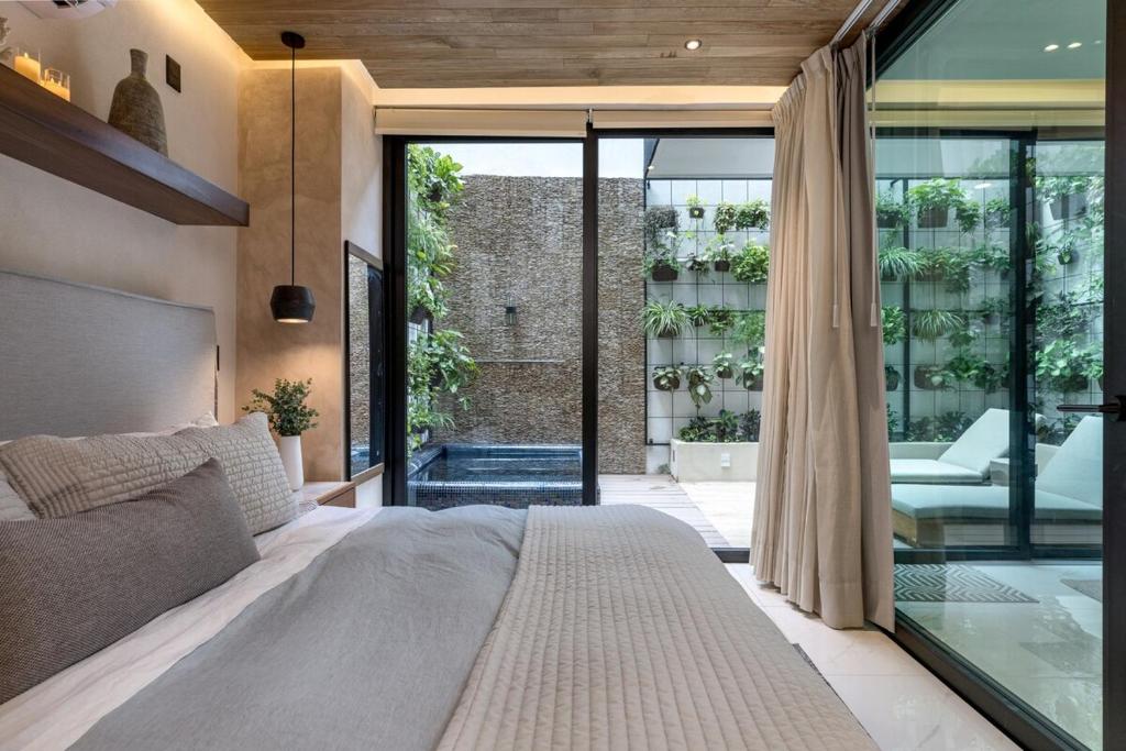 Luxurious 1BDR w King bed, private dipping pool and infinity pool with ...