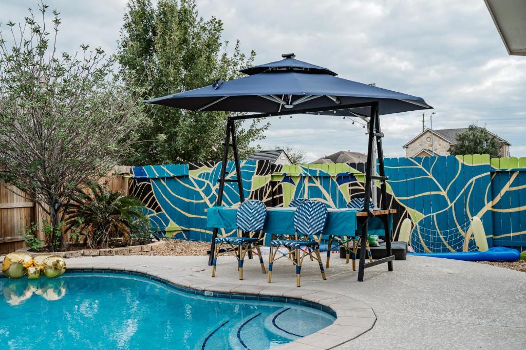 Serene 4BR Lux Home w Heated Spa Pool Massage Chair, Cypress (updated ...