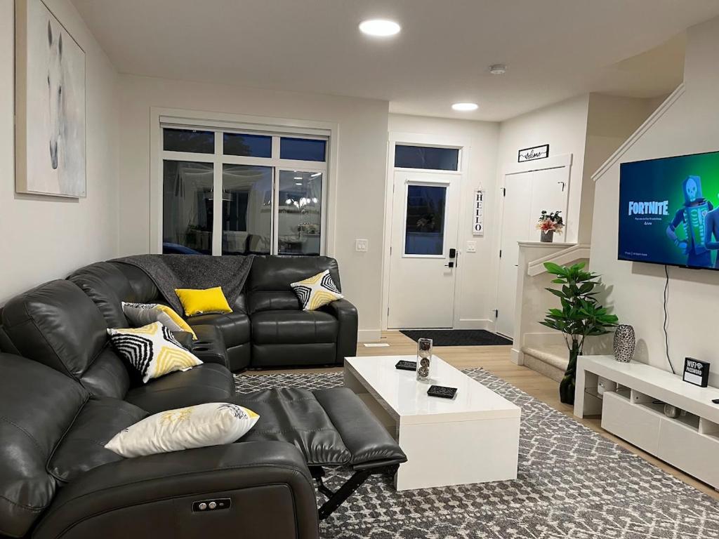 Luxurious, Centrally Located Home in Cavanagh, Edmonton (updated prices ...