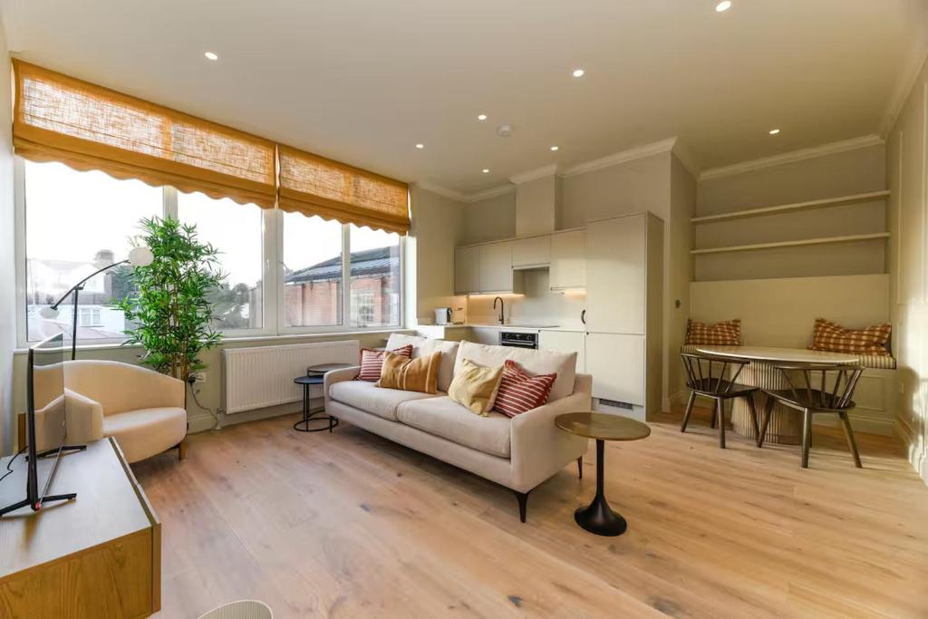 Pass the Keys Stunning loft style apartment, Twickenham (updated prices ...