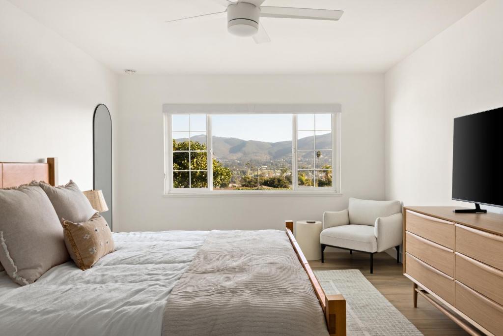 Modern Escape w Mountain Views, Walk to Lake, Golf, Resort, Dining, San ...