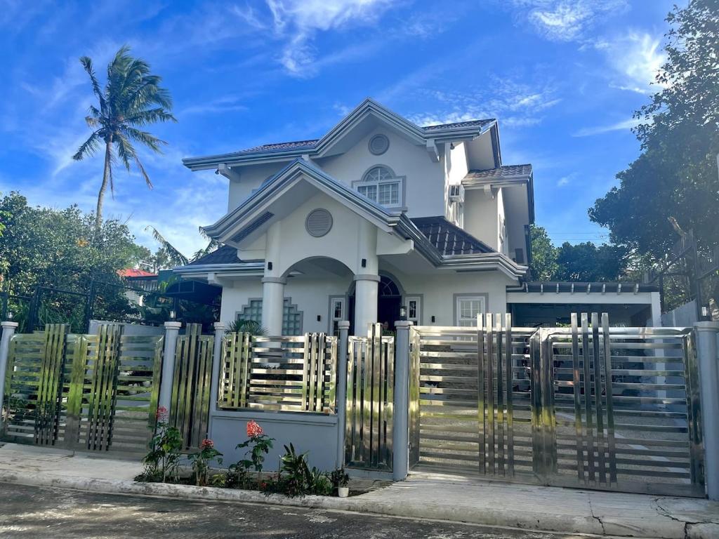4BR Tagaytay House Staycation near Sky Ranch, Tagaytay (updated prices ...