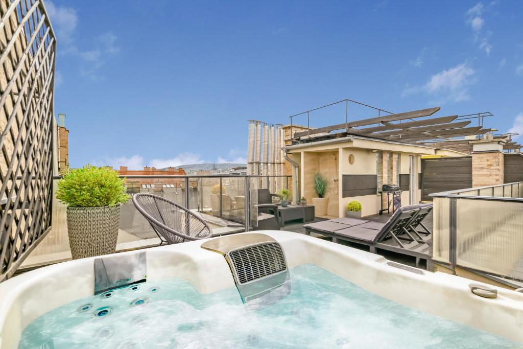 Triplex, Rooftop with Parlament view & Jacuzzi, Budapest (updated ...
