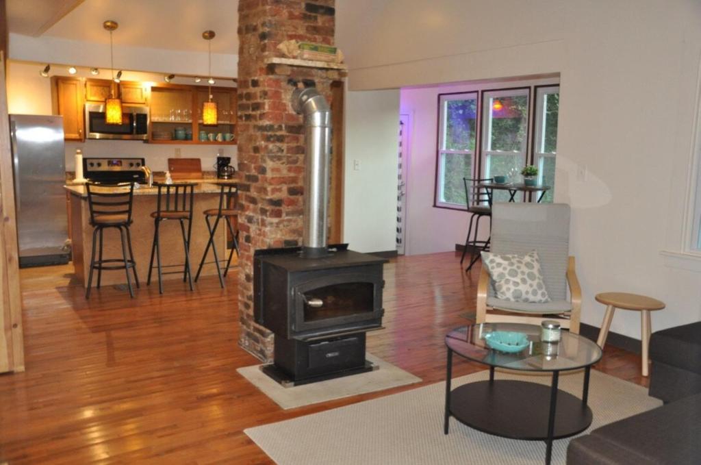 Rustic Cottage near Historic Harper's Ferry!, Knoxville (updated prices ...