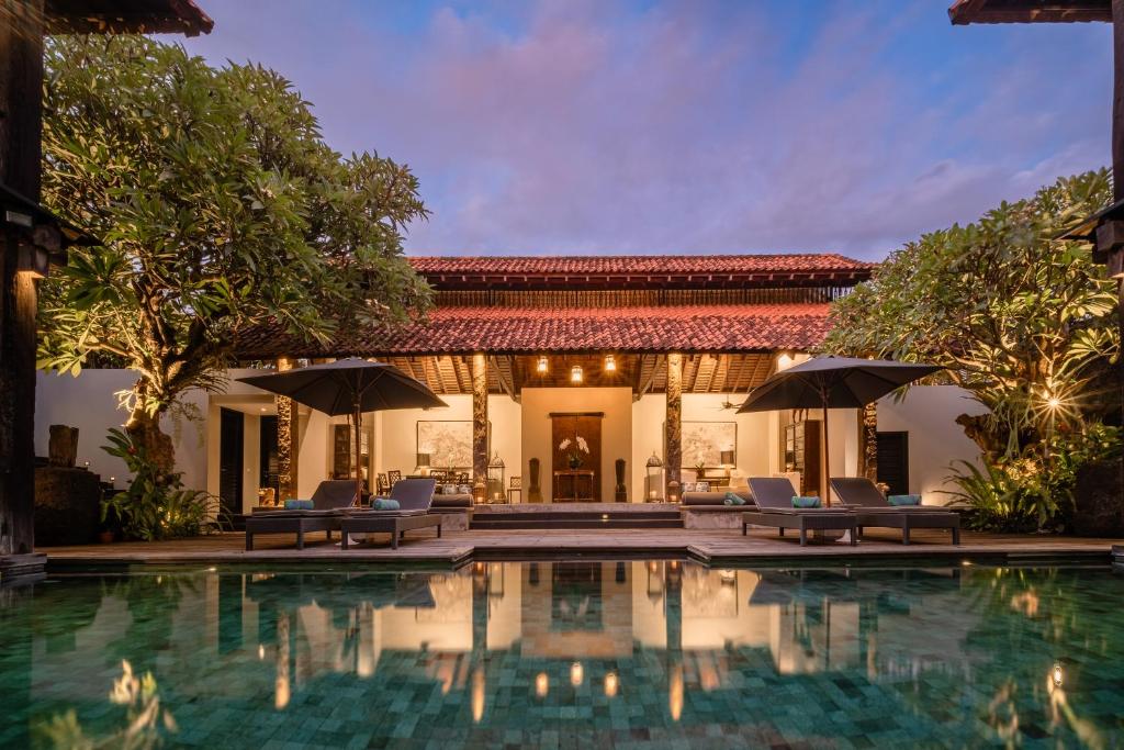 Villa De Suma - Fully staffed luxury villa, walk to the beach ...