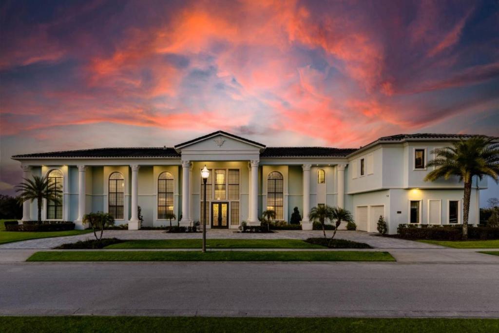 Beautiful 5 Star Mansion with Private Pool on the Prestigious Reunion ...