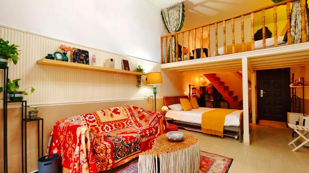 Shanghai Hills & Aromahome Palette with balcony close to metro line 9 ...