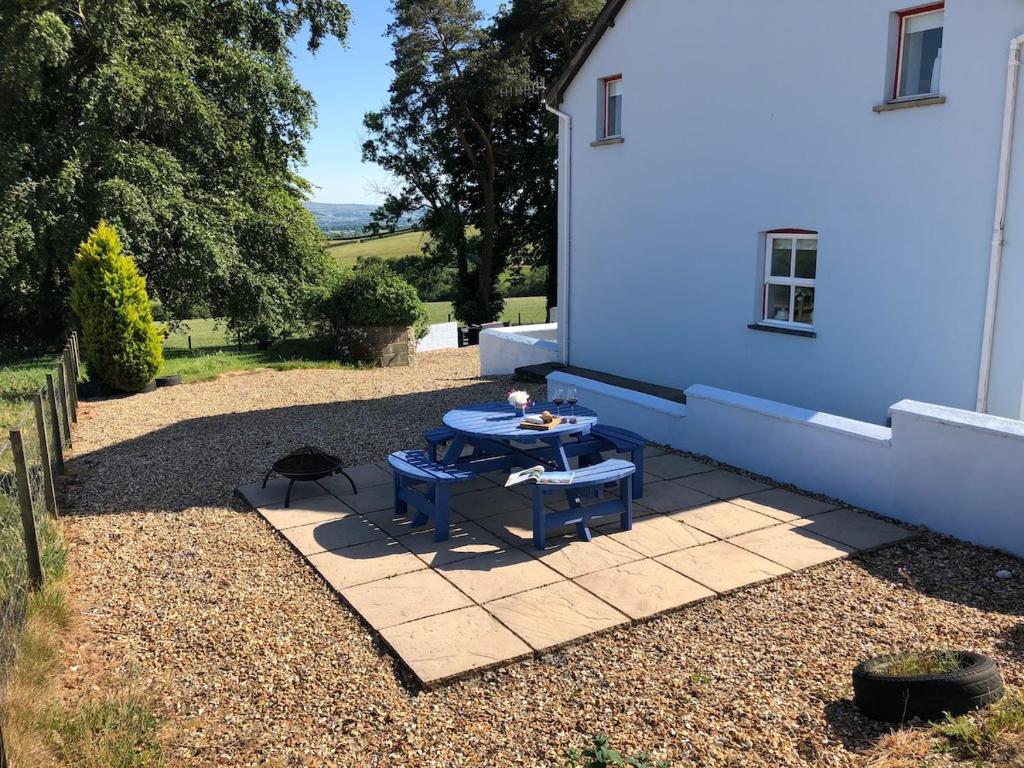 Secluded farmhouse with views, Cwrt-newydd (updated prices 2026)