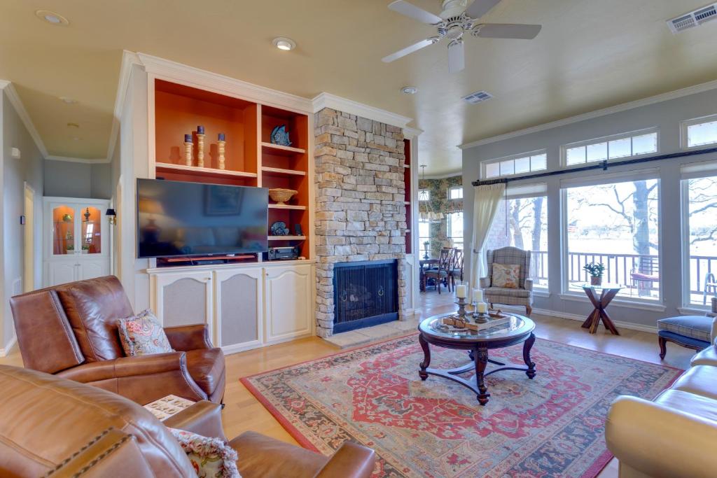 Guthrie Lake House with Dock and Waterfront Views!, Guthrie (precios ...