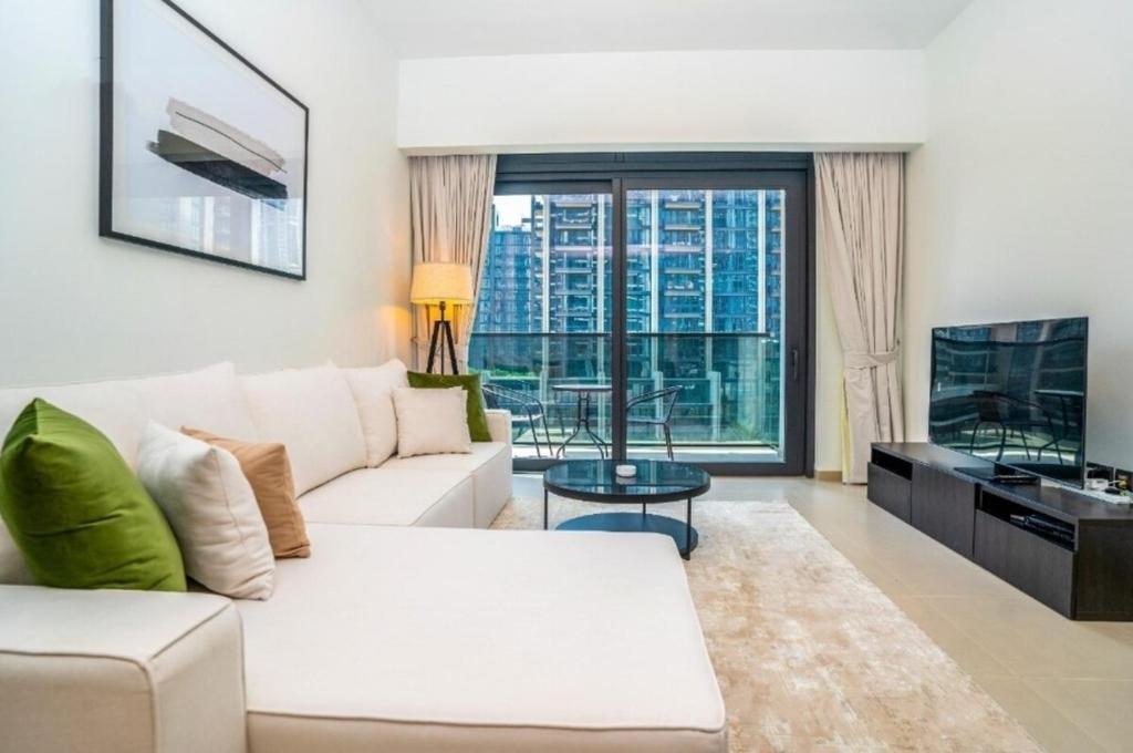 Luxury Apartment ACT One Act Two 7 Min Walk to Burj Khalifa & Dubai ...