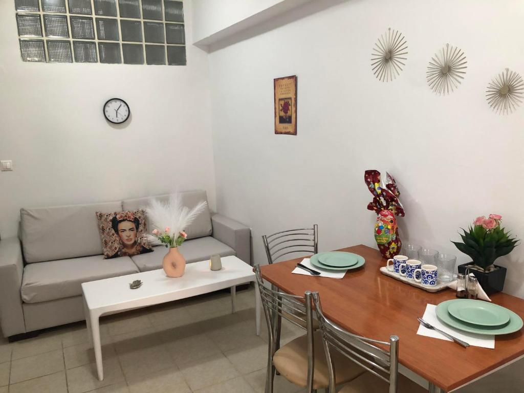 ΝΗΣΙΩΤΙΚΟ ΣΤΥΛ ΔΙΑΜΕΡΙΣΜΑ Στο ΚΕΝΤΡΟ --ISLAND STYLE-traditional ...