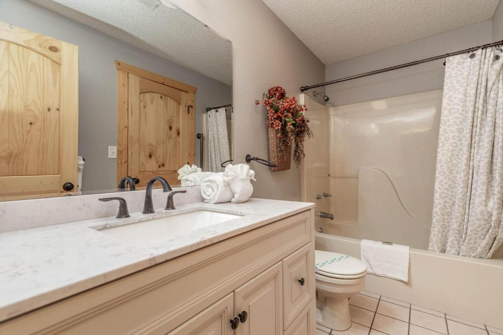 Village At Indian Point Lodge 9 unit 2 Screened Deck, Branson (updated ...