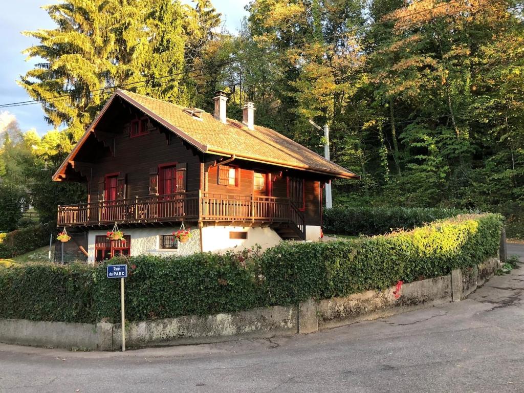 Lovely Cabin in front of Lake Geneva, Publier (updated prices 2025)