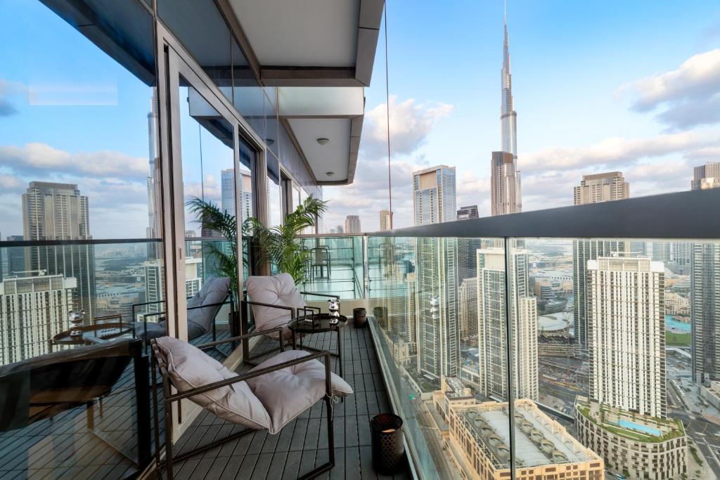 64th floor Infinity Pool with Burj Khalifa view, Dubai (updated prices ...