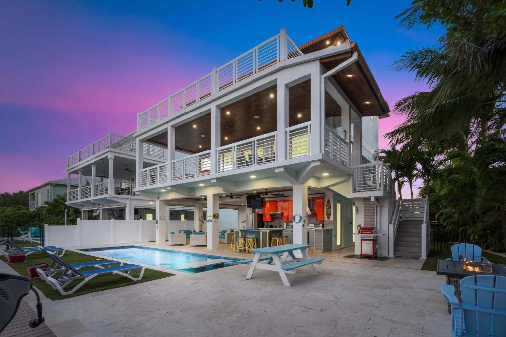 Luxury Waterfront Oasis w Heated Pool and 50' Dock, Marathon (updated ...