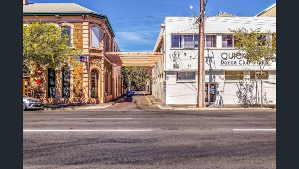 studio ex hotel room 433, Adelaide (updated prices 2025)