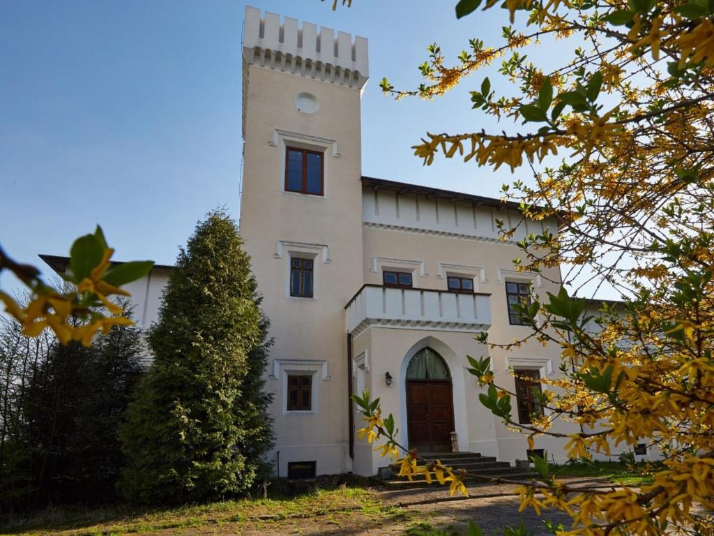 Pałac Biała Rawska, Biała Rawska (updated prices 2025)