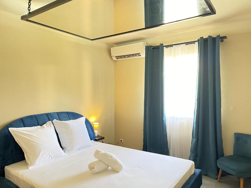 Le Reflet chic avec Piscine et miroir discret, Cayenne (updated prices 2026)