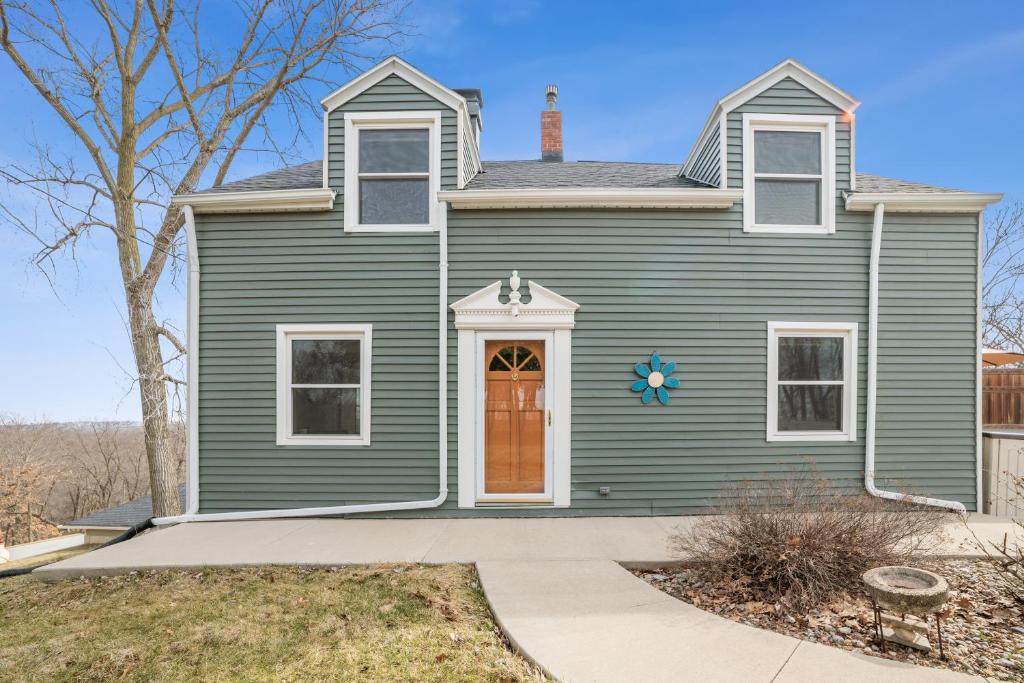 Riverview Farmhouse Style, Iowa City (updated prices 2025)