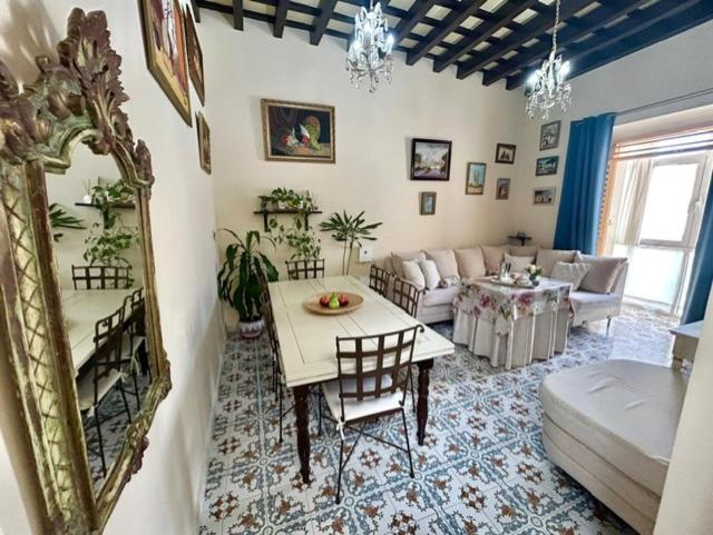 GATU Casa Lola , " Preferente mayores de 21 años y familias ", Эль ...