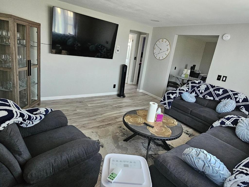 Cozy Roomy family sized apartment on major bus route close to all ...