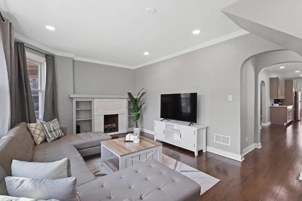 Morton Grove w Game Room & Huge Yard, Morton Grove (precios ...