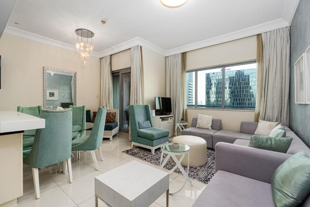 Luxe 2-BR Sanctuary in Downtown with Pool and Gym, דובאי (מחירים ...