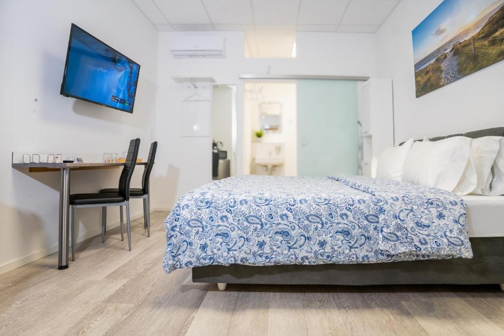 Private room #1 with King Size, ground floor, AC, only 2min to RAB ...